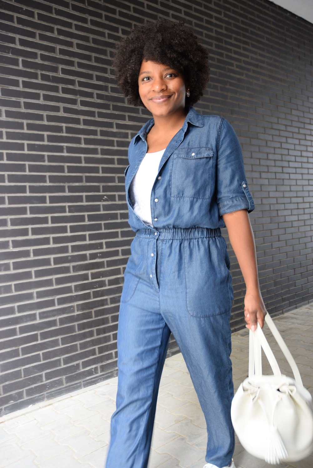 Porter une combinaison en jean au bureau - Deadlines & Dresses